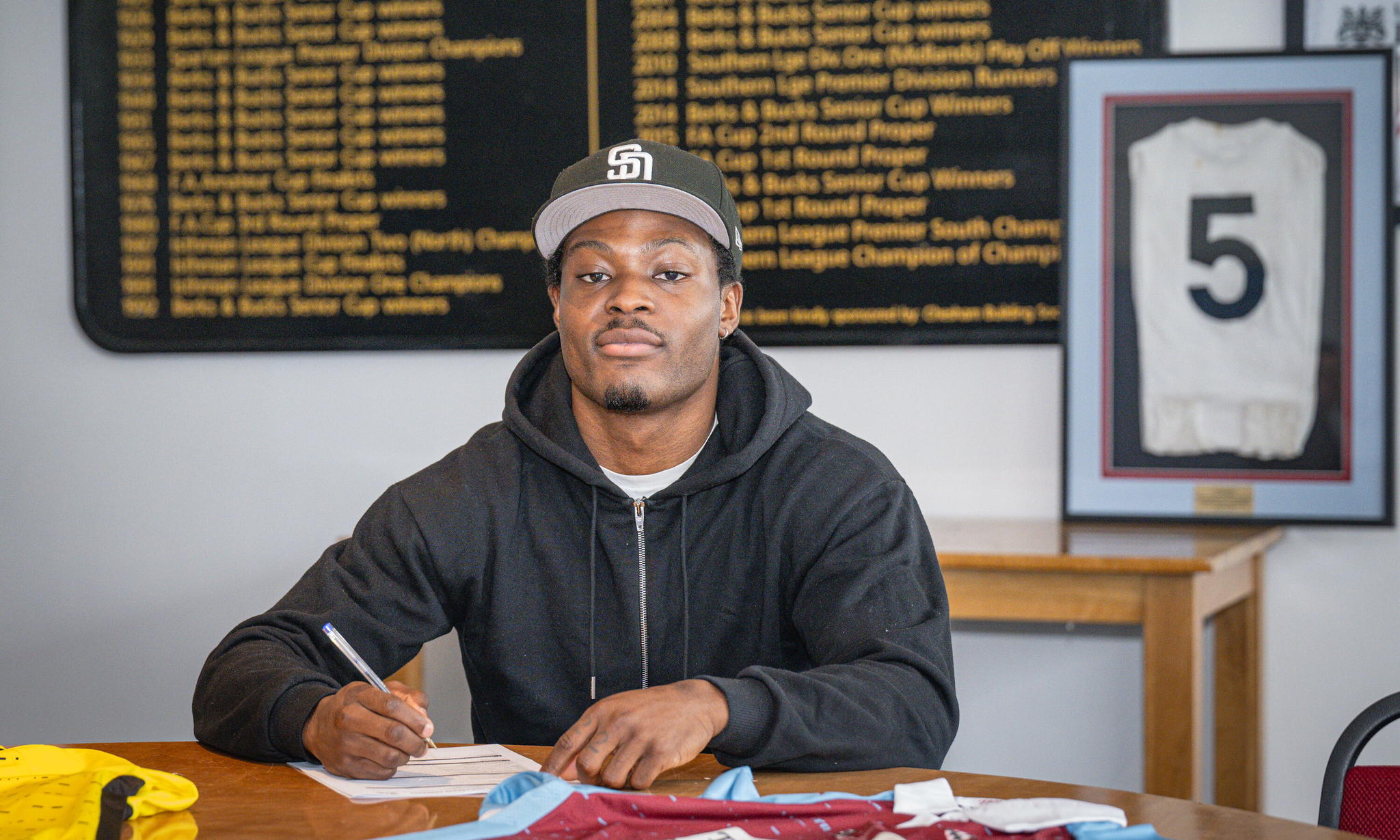 Samson Esan commits for 2025/26 – Chesham United