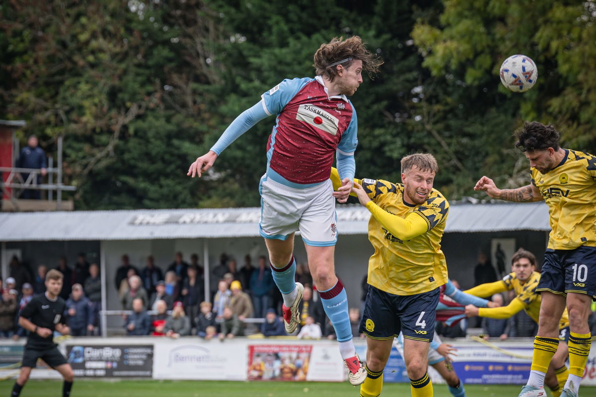 Dan Bayliss makes permanent switch to Farnham Town – Chesham United