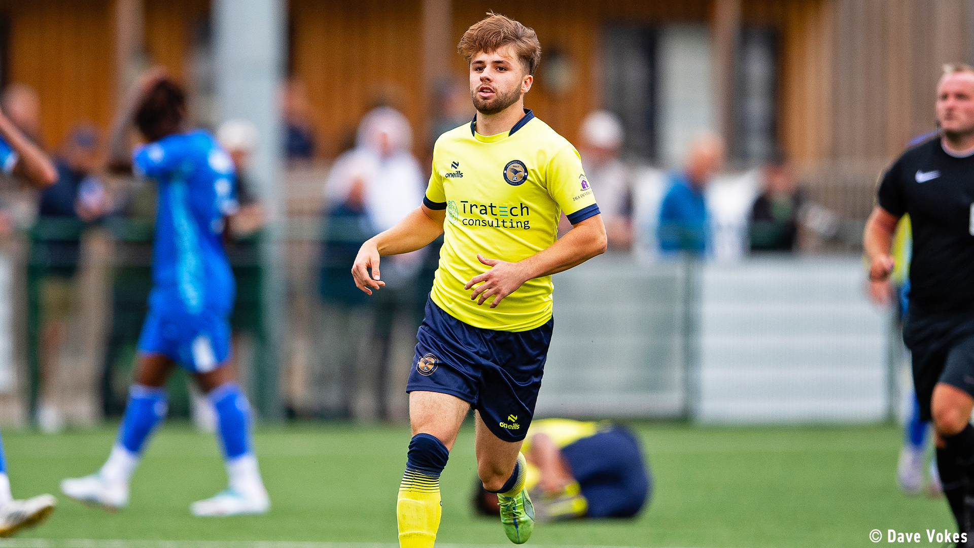 Huke pens contract! – Farnborough FC