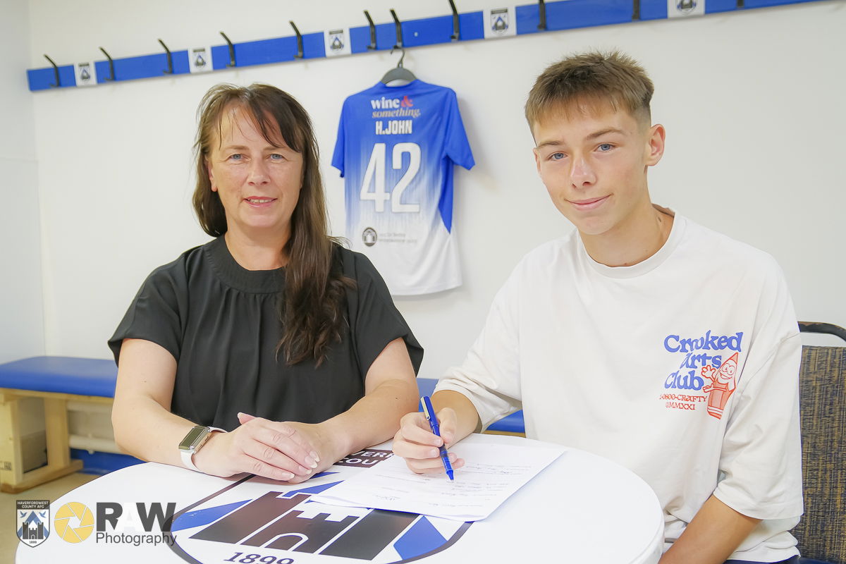 Harri John signs first professional deal with the Bluebirds ...
