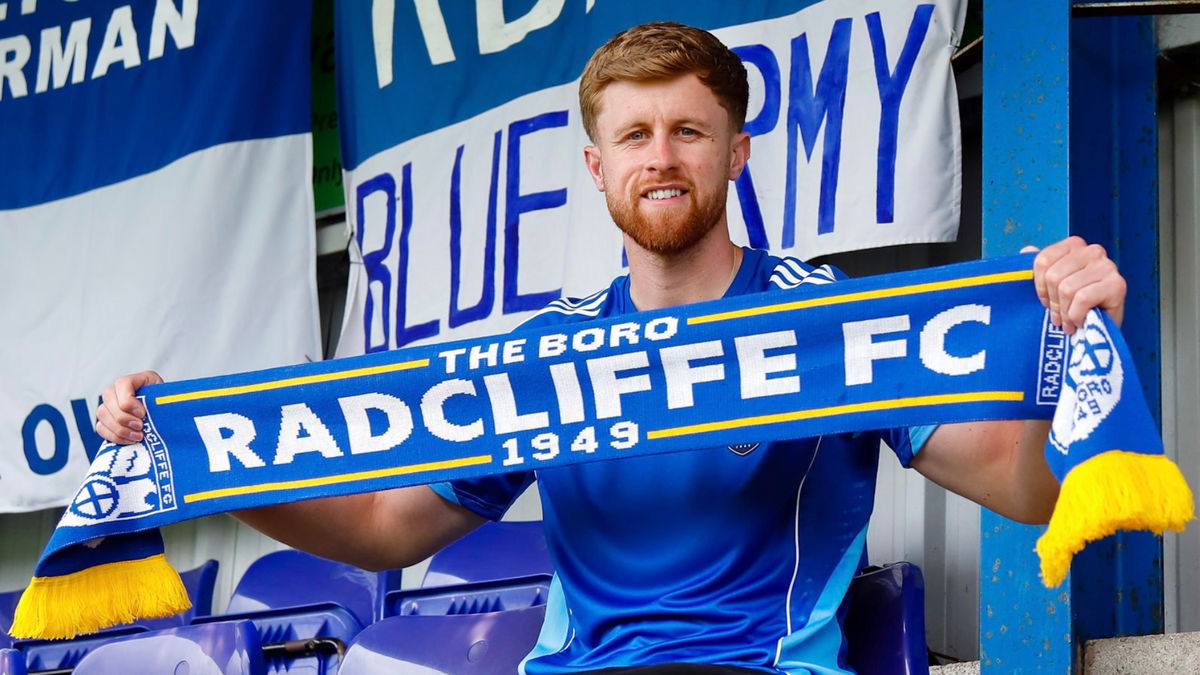 Donaghy Signs On The Dotted Line – Radcliffe Football Club
