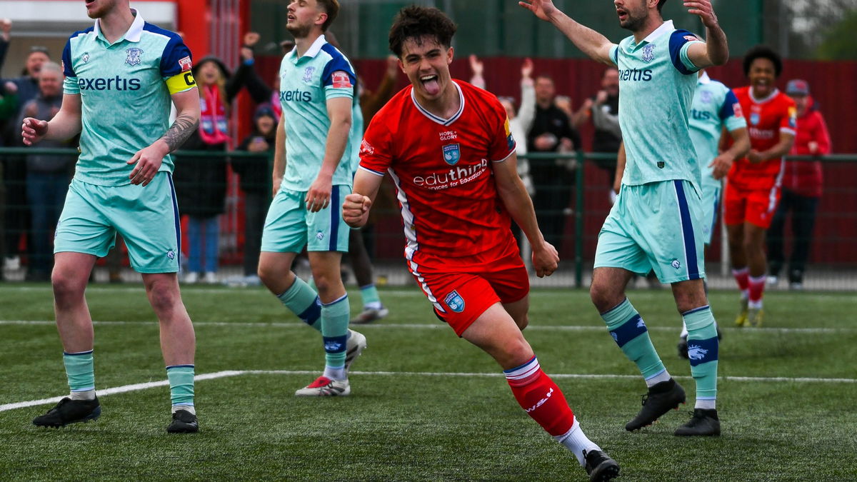 Riley Horan returns to the Swans – Walton & Hersham Football Club