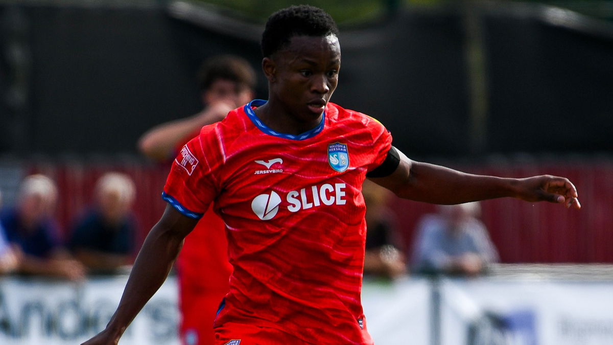 Thabo Kuaho signs Swans contract – Walton & Hersham Football Club