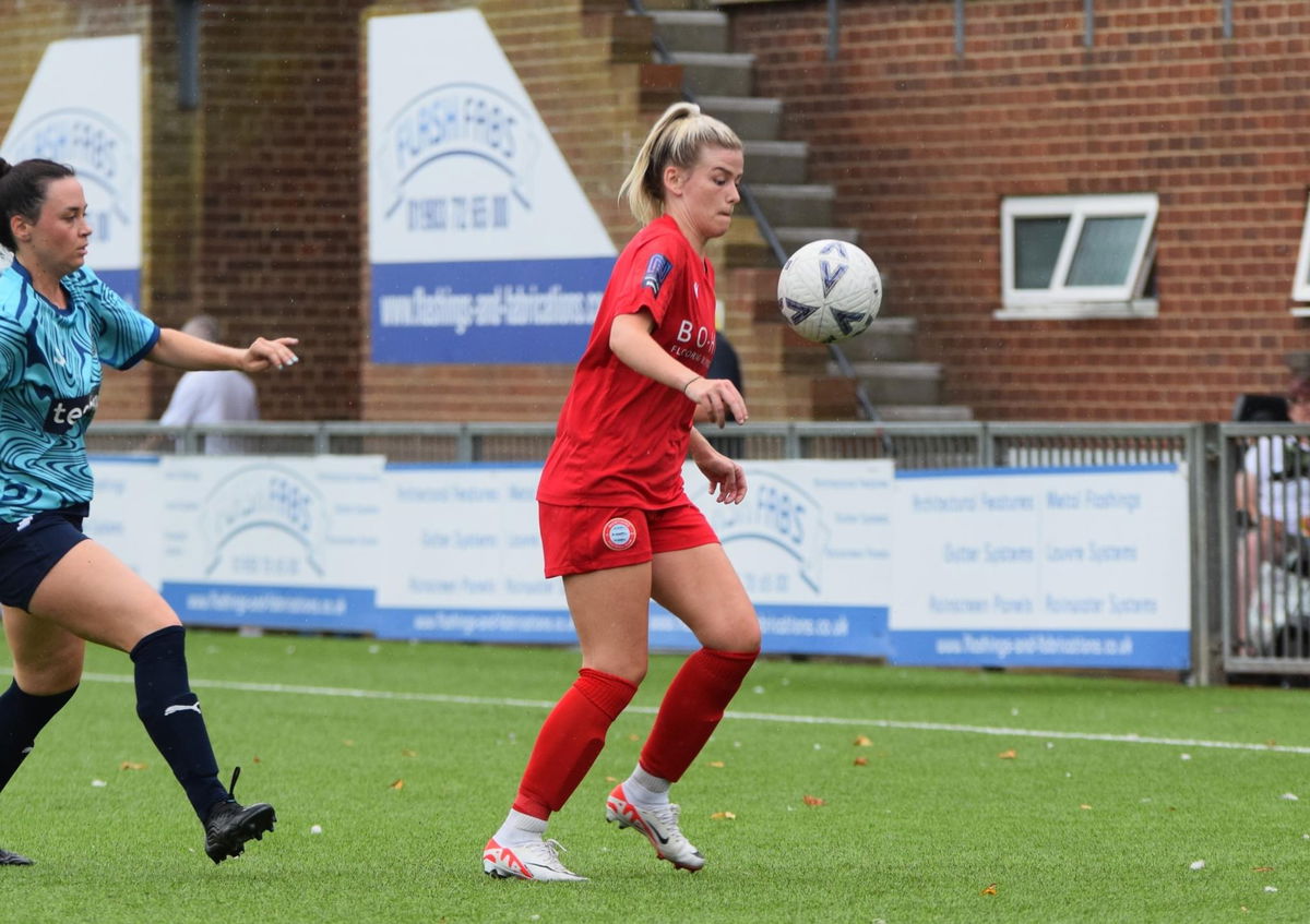 Danielle Rowe commits for the 2024/25 season – Worthing FC